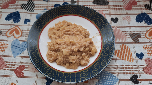 Любят взрослые и дети. Пшенная каша с яблоком.mp4