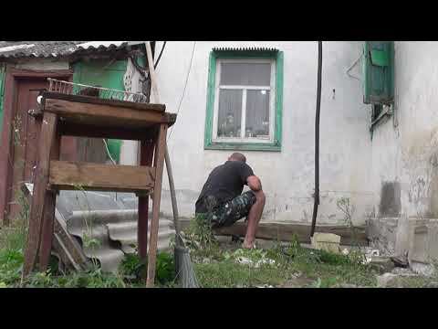 Продолжаю делать завалинку. Покраска и ремонт дома 3 серия.