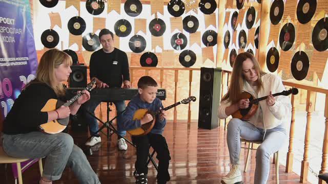 Семья Паймуратовых и преподаватели ДШИ ст. Крыловской М. Гилева и С. Желудков