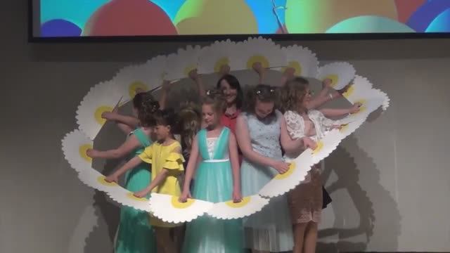 Трогательный танец на выпускной в начальной школе с учителем 4 класс. Танец ромашковое поле