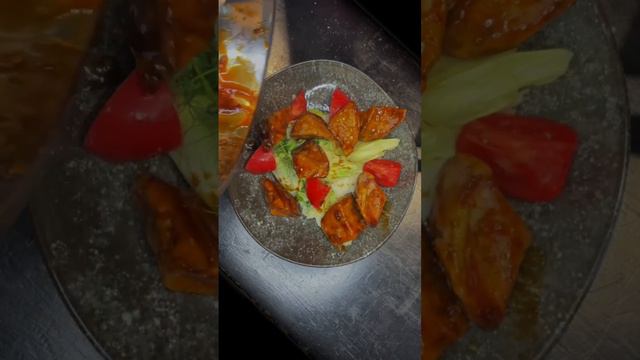 Салат со свежими томатами и хрустящими баклажанами