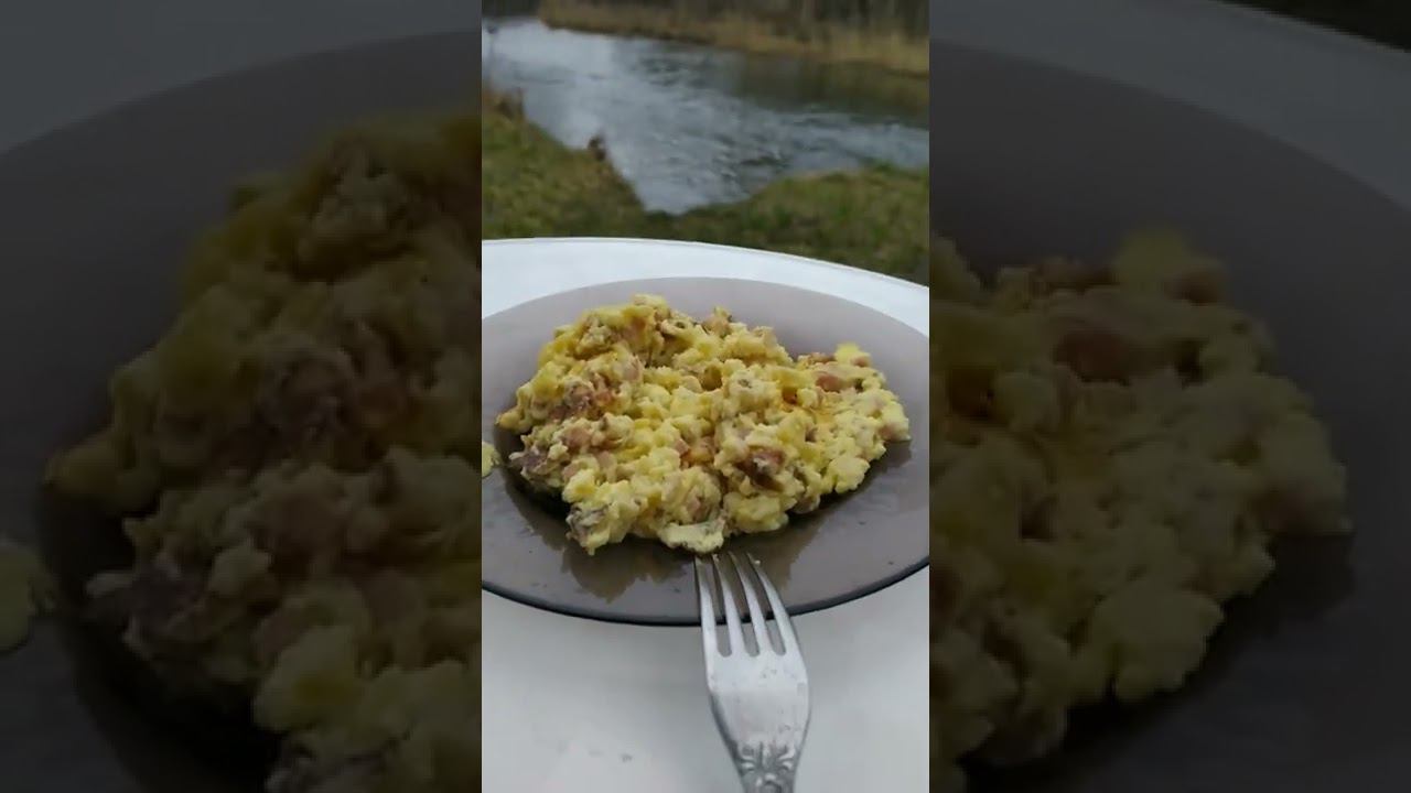 ужин в дождь у реки