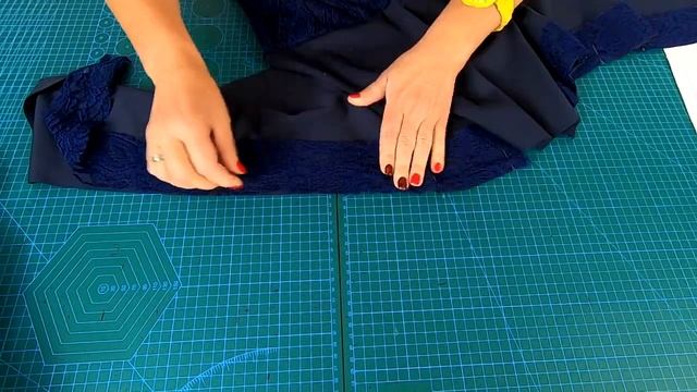 Элегантное платье футляр без талиевых вытачек со вставками из кружева. Полный пошаговый пошив.mp4