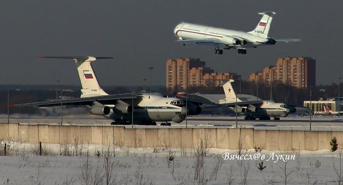 Два улыбчивых Ильюшина Ил-76МД и Флагман Ил-62М морозным зимним днём