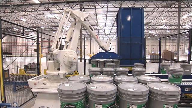 Робот ABB паллетирует банки с краской
