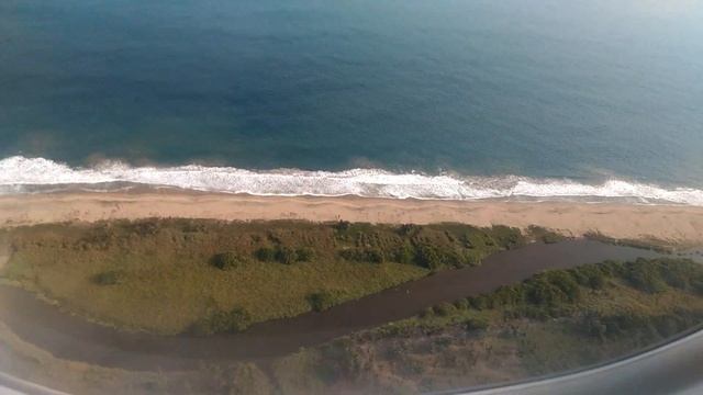 Взлёт с побережья океана. Аэропорт Мансанильо, Мексика.