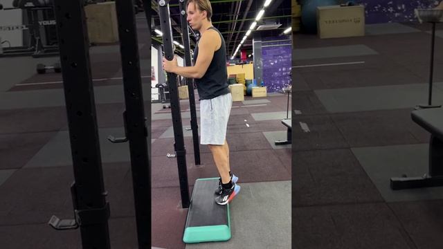 Подъем на носки на возвышенности