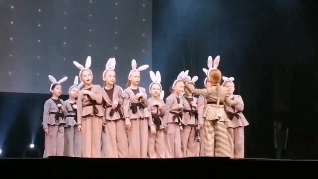 Влог: Сходили всей семьёй на концерт. Вика выступает на большой сцене.