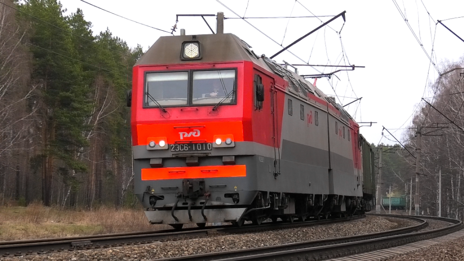 2ЭС6-1010 "Синара" с грузовым поездом и приветливой бригадой