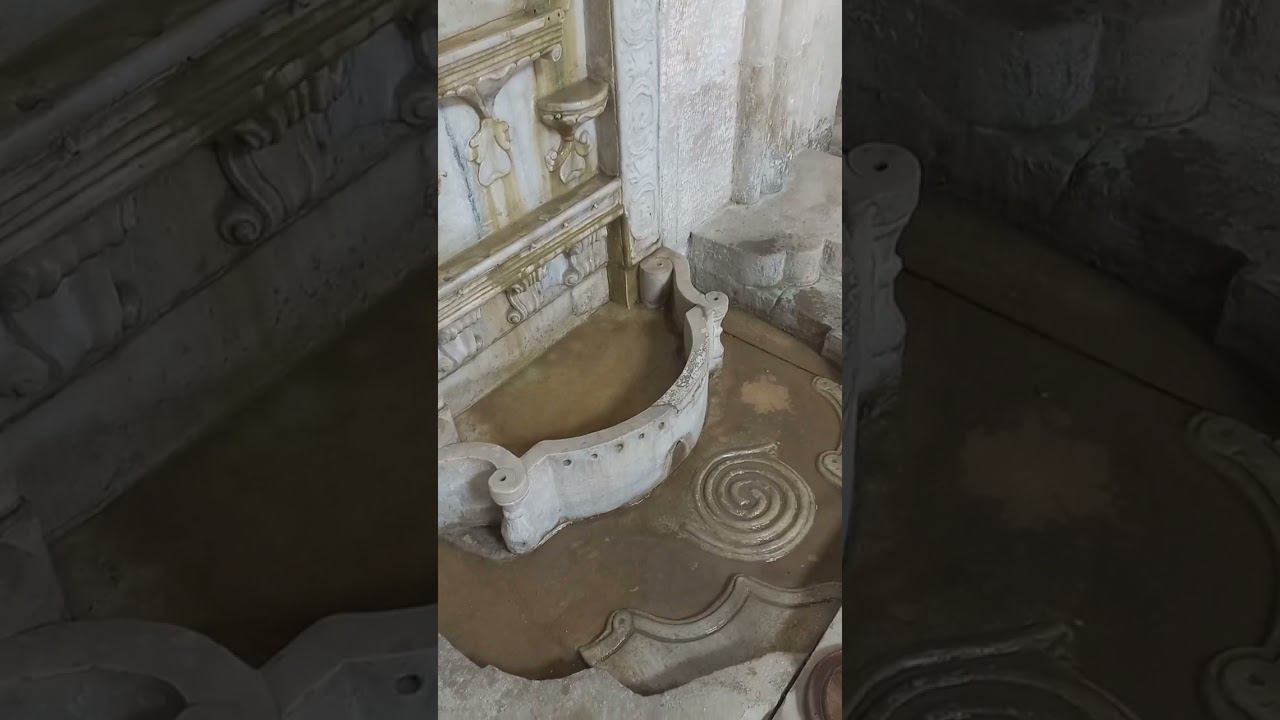 Бахчисарайский фонтан."Принес я в дар тебе две розы...: