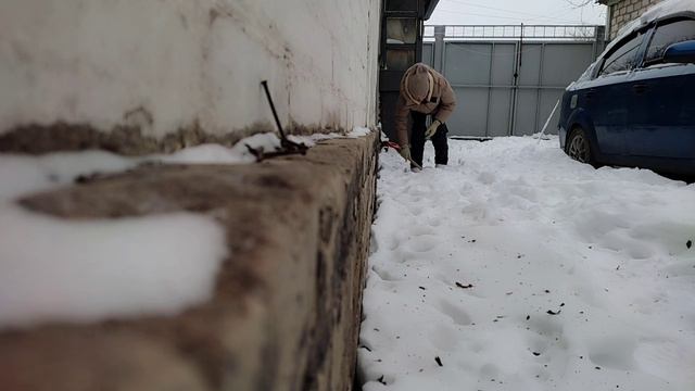 Убираю снег во дворе детской лопатой 14.01.2024