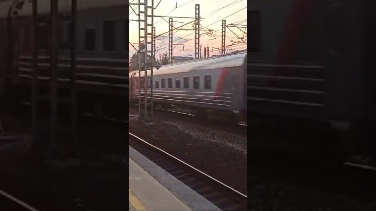 ЭП2К под пассажирским на станции ховрино