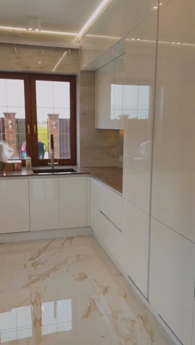 Кухня у окна в загородном доме #кухняуокна