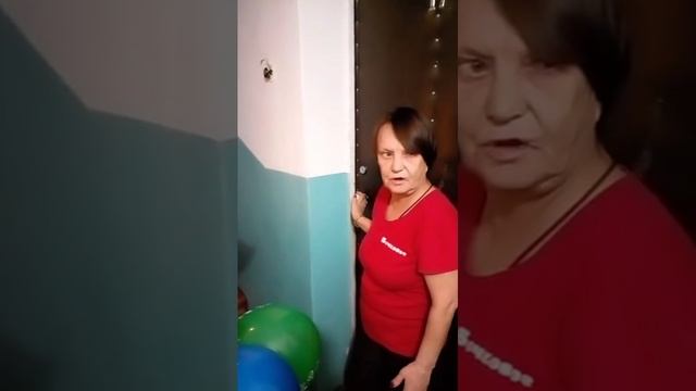 Вы че приперлись, я так то за столом сижу ем..mp4