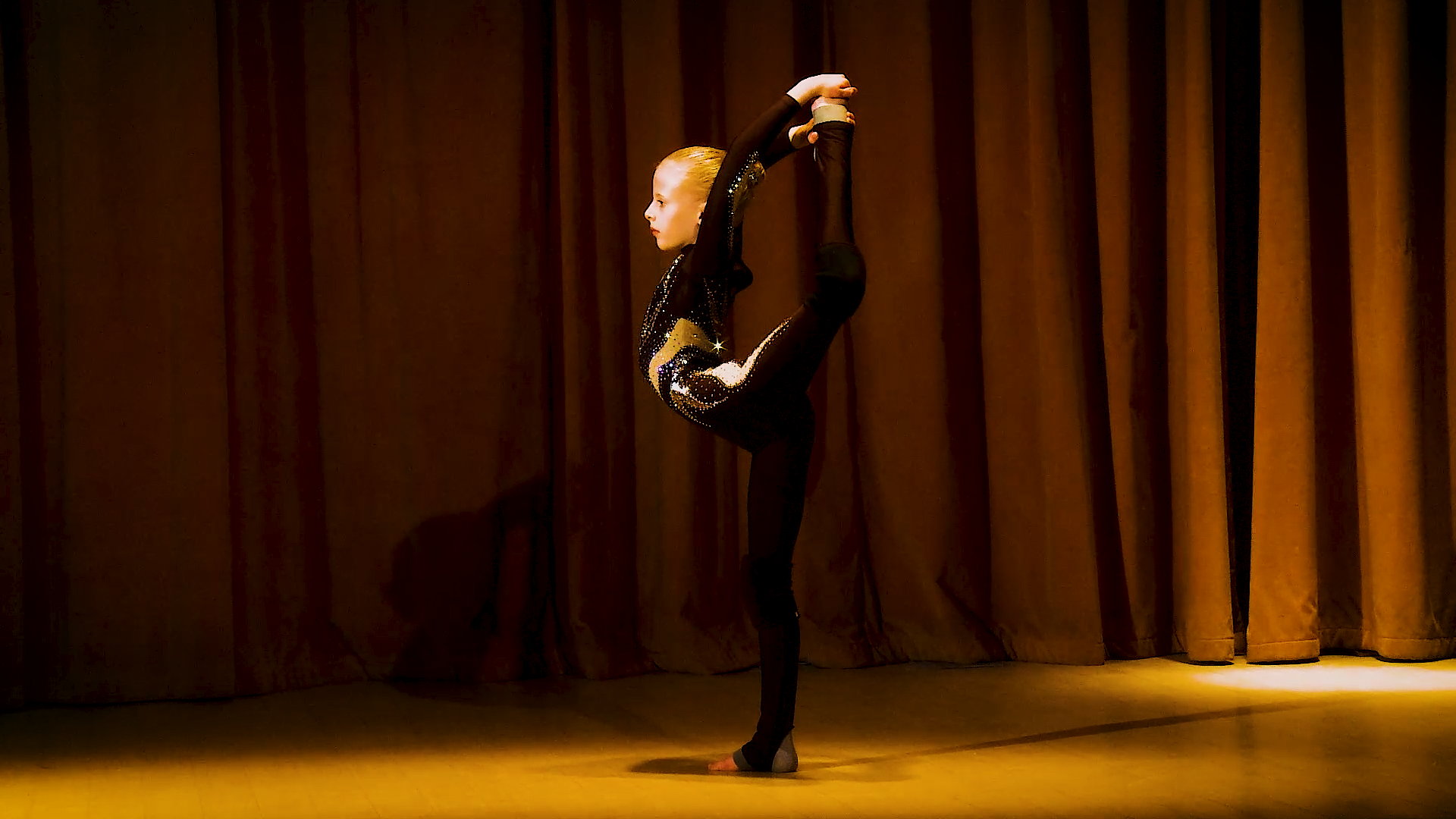 Акробатика. Соло. Музыка Lindsey Stirling