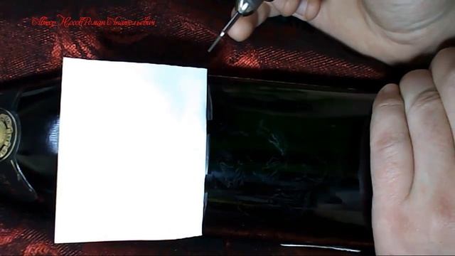 Новогодняя гравировка на бутылке шампанского.