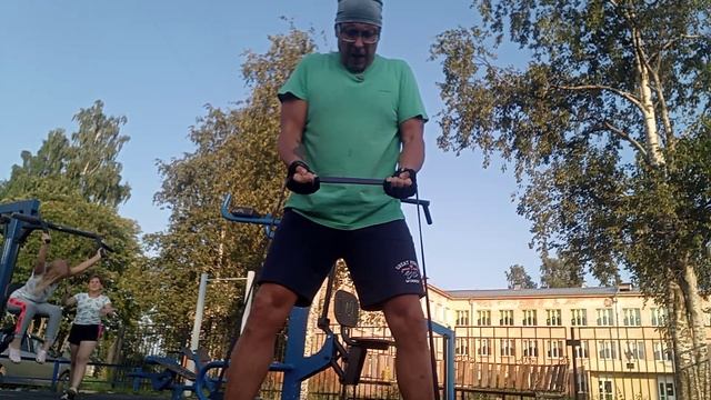 Сгибание рук на бицепс с резиной