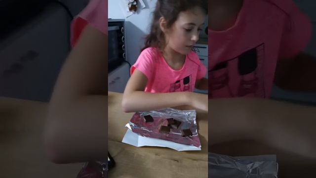 Что она делает?