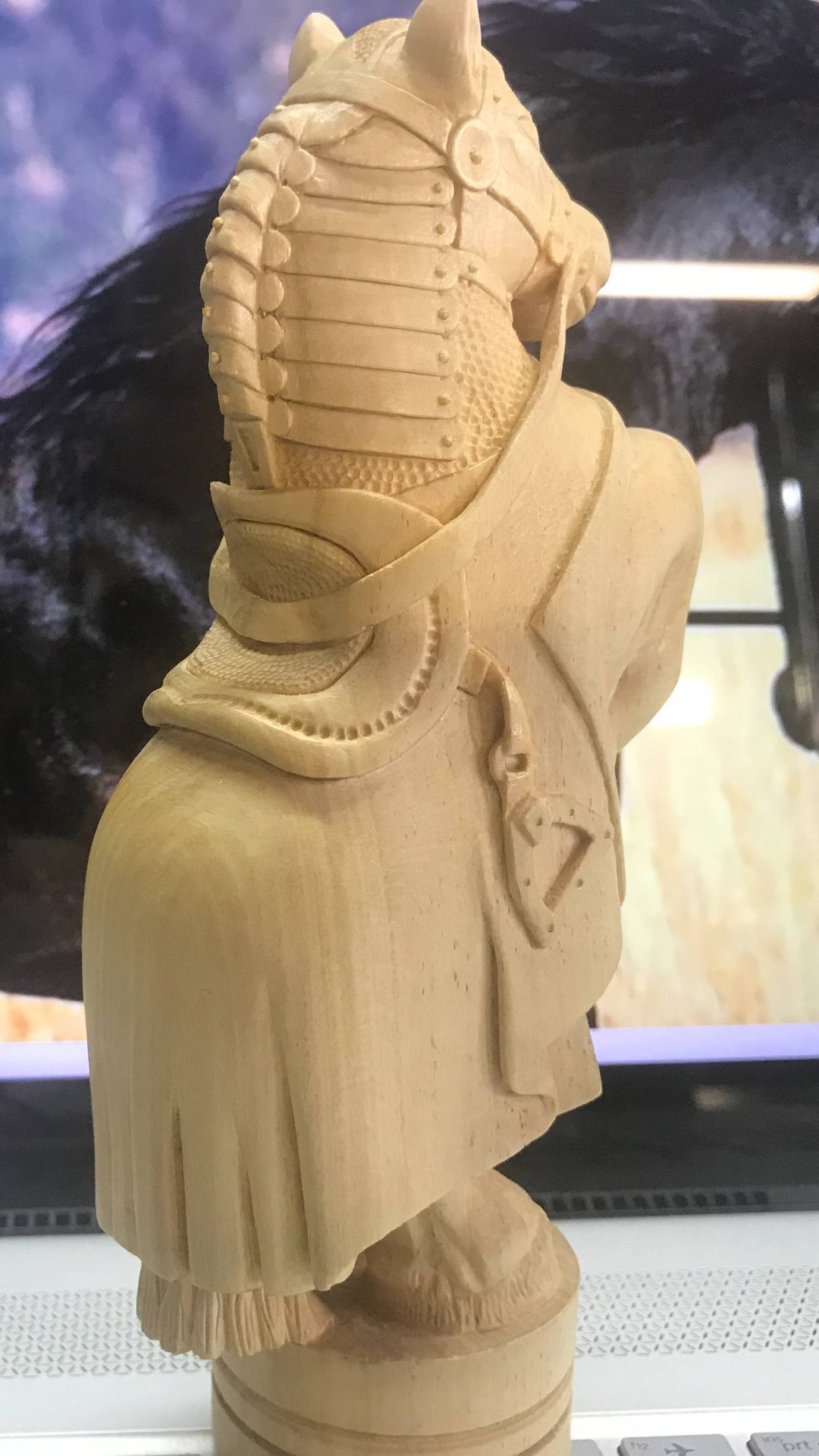 Шахматный конь, резьба из дерева Chess knight, wood carving