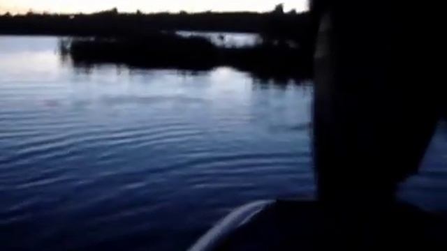 Рыбалка кастинговой сетью с резиновой лодки. Заброс и улов..mp4