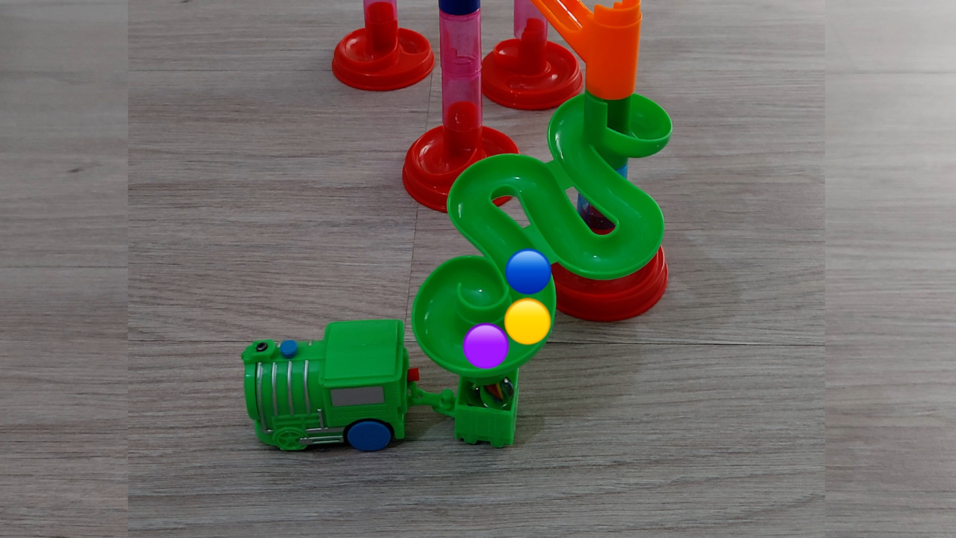 Гонки шариков марблс по пластиковому лабиринту и погрузка их в маленькие паровозики / Marble Run ASM