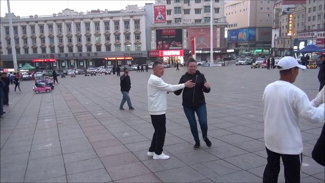 🅂🅄🄸🄵🄴🄽🄷🄴 🇨🇳 #11 ФУТ-МАССАЖ 💃🕺 ЗАЖГЛИ в ТАНЦАХ НА ПЛОЩАДИ