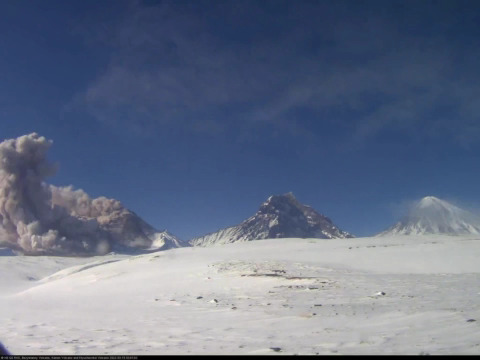 Вулкан Безымянный. Пепловые выбросы на высоту ~6 км над уровнем моря. 2022-03-15 0345 UTC.