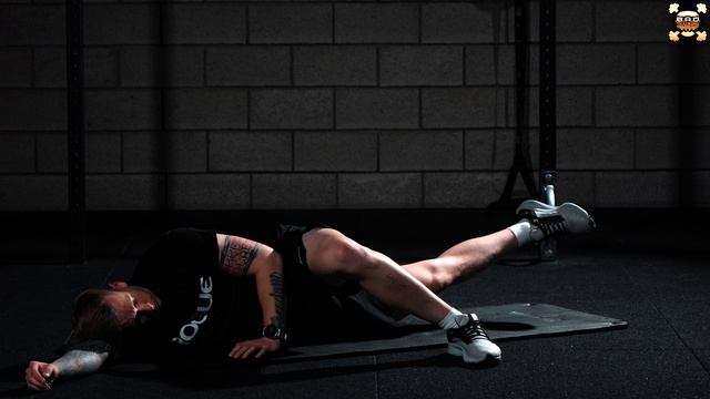 Приведение бедра лёжа на боку