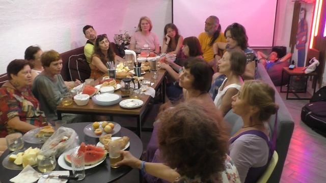 В горнице моей светло