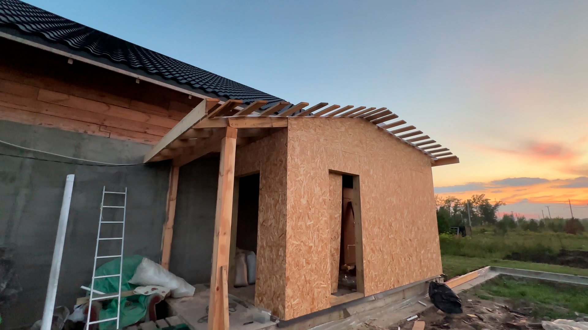 Обшивка каркаса, утепление перекрытия опилками, обрешетка