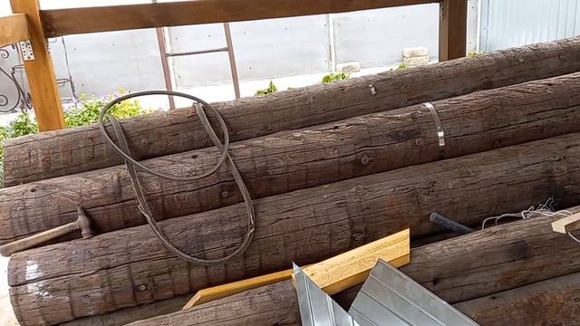 Строим беседку.Накрыли крышу.