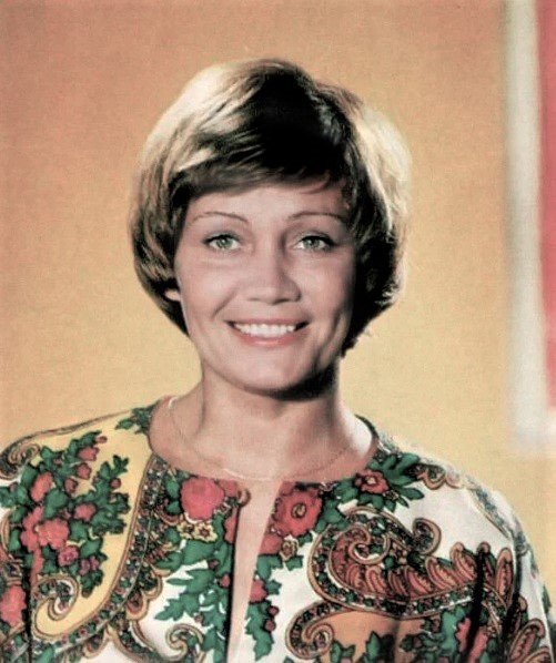 Сидела за партой с Ихтиандром. Окуджава и Высоцкий посвящали ей песни.