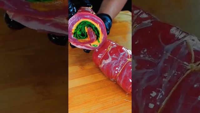 Говяжий ролл со шпинатом и сыром.