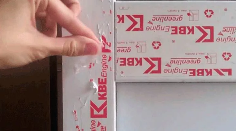 Удаление прикипевшей плёнки с окон