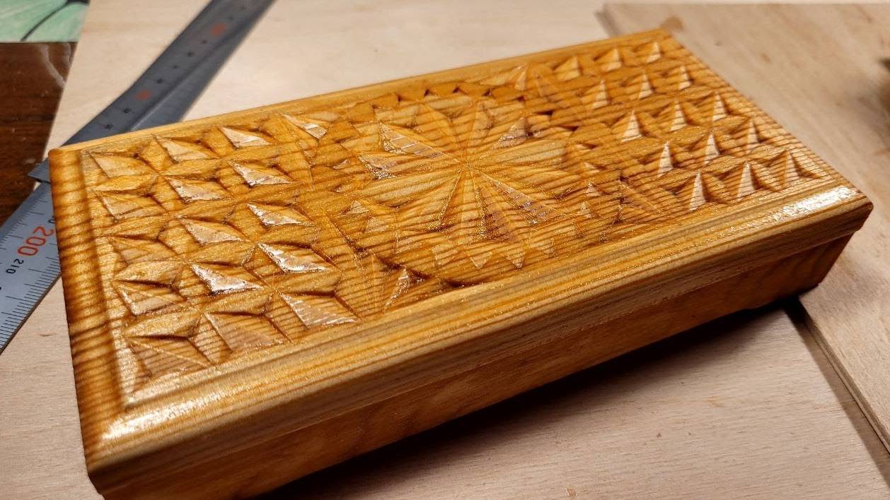 Купюрница | геометрическая резьба простая | дерево сосна