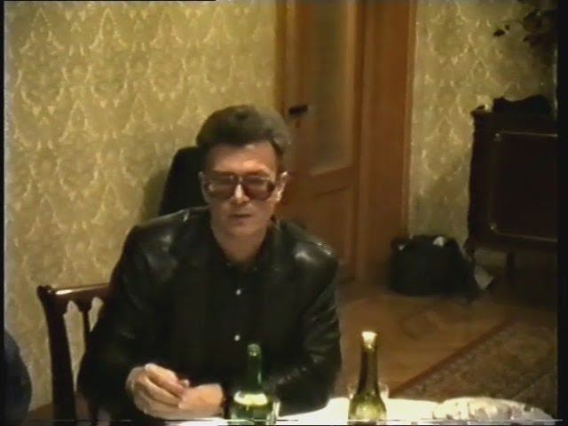 Эдуард Лимонов и его жена Наталья Медведева с "Соколами Жириновского" на даче на Николиной Горе