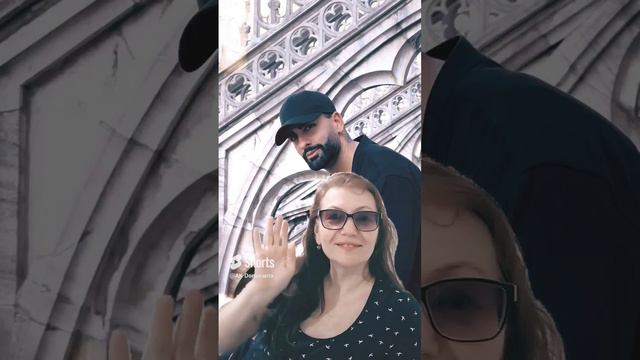 Вот гад... ещё подмигивает всем.