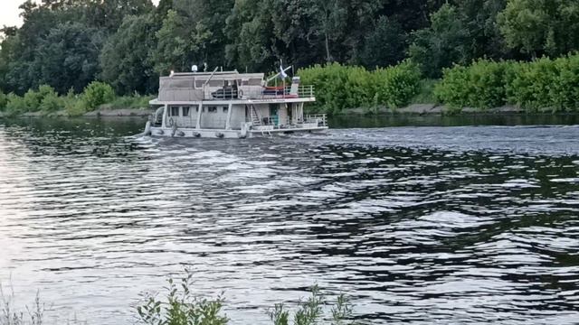 Корабли, словно дома плывут по каналу Москвы