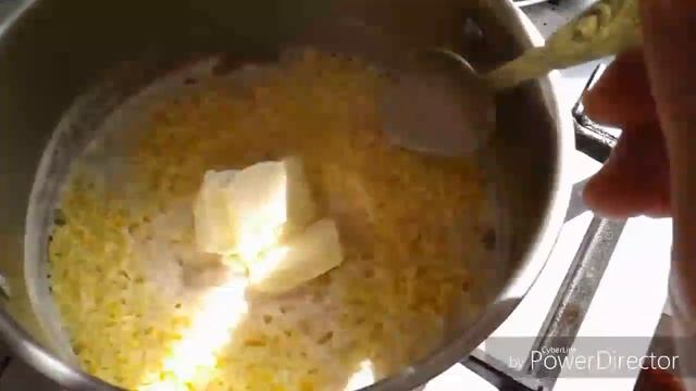 Молочная каша из кукурузных хлопьев .