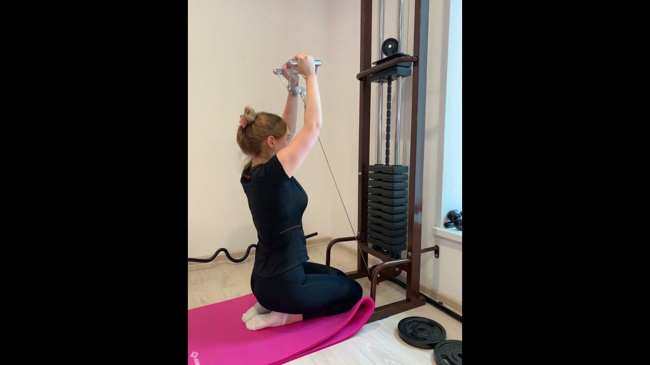 ЖИМ НА ПЛЕЧИ В КРОССОВЕРЕ С ТРЕУГОЛЬНОЙ РУКОЯТЬЮ