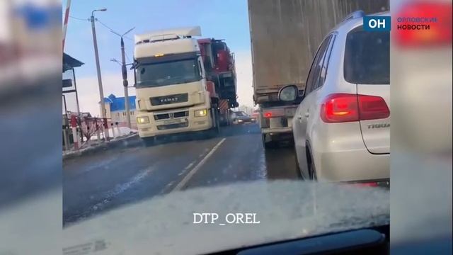 В Орле ожидают пробку из-за застрявшей фуры