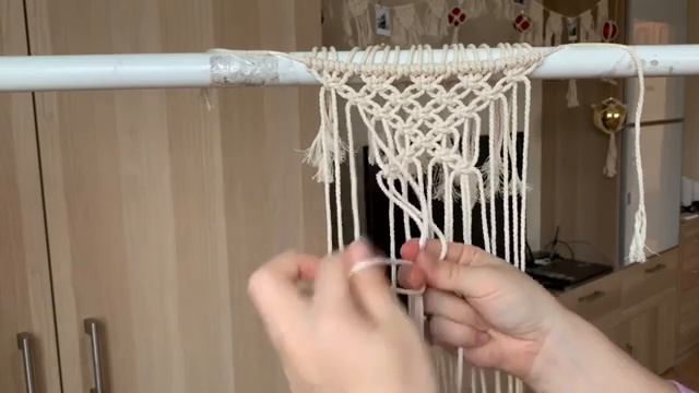 Макраме дорожка на стол_[360p].mp4