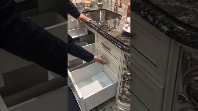 Кухонные тумбы с выкатными ящиками.mp4