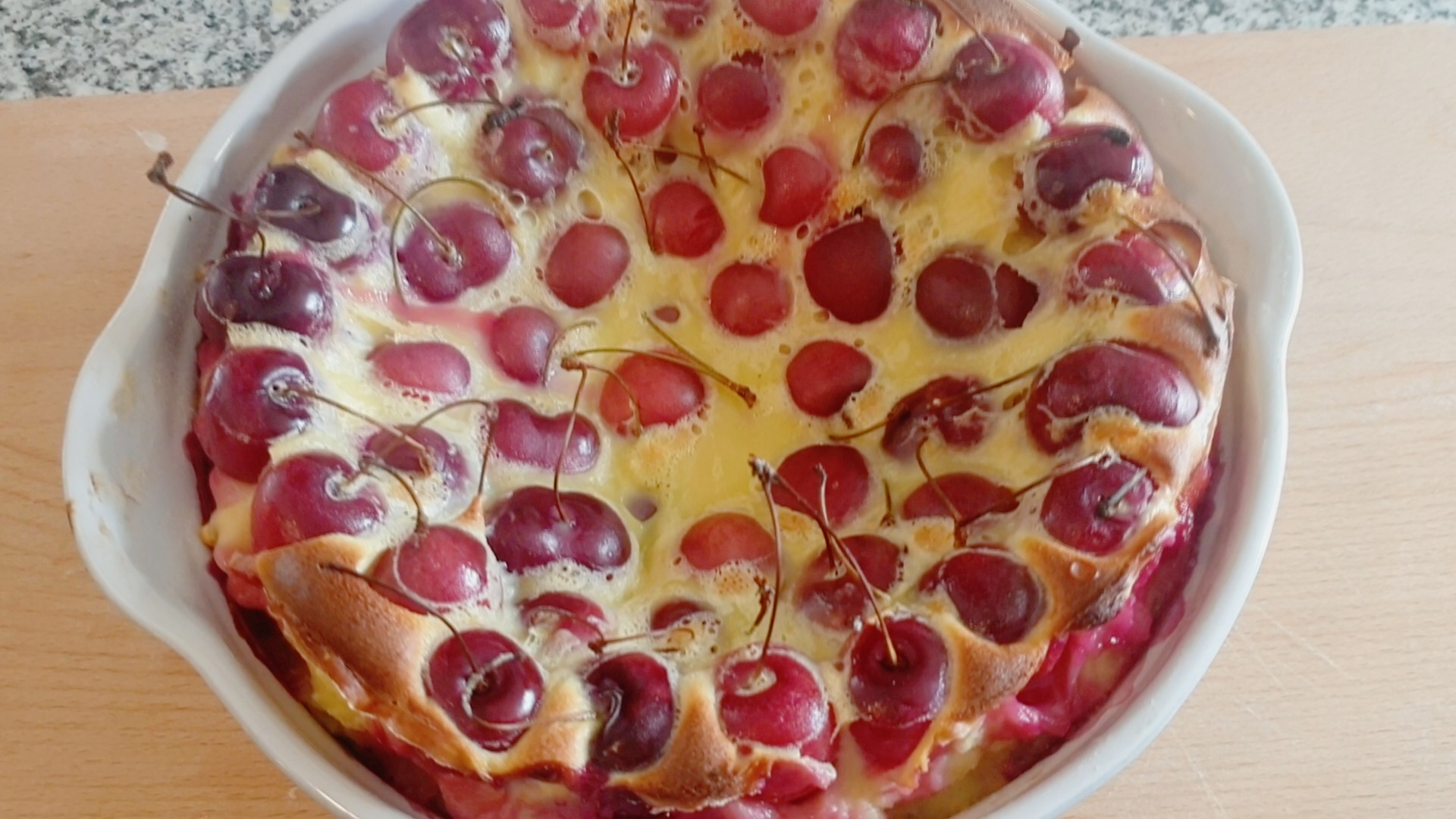 Просто выложите Черешню с косточкой и веточкой в форму и залейте тестом, деревенский Пирог готов.mp4