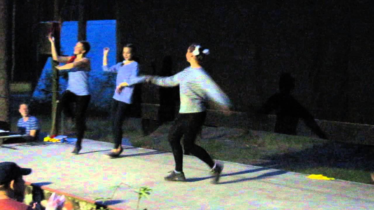 Зажигательный танец на сцене концертного зала "Комарик" в лагере "Волга" МИФИ