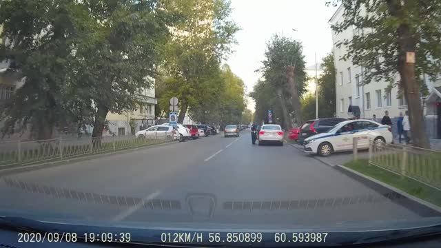 Мгновенная карма: поспешил повернуть на встречку и не пропустил пешеходов