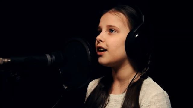 За окном уже сугробы, поет Лиза Шульгина