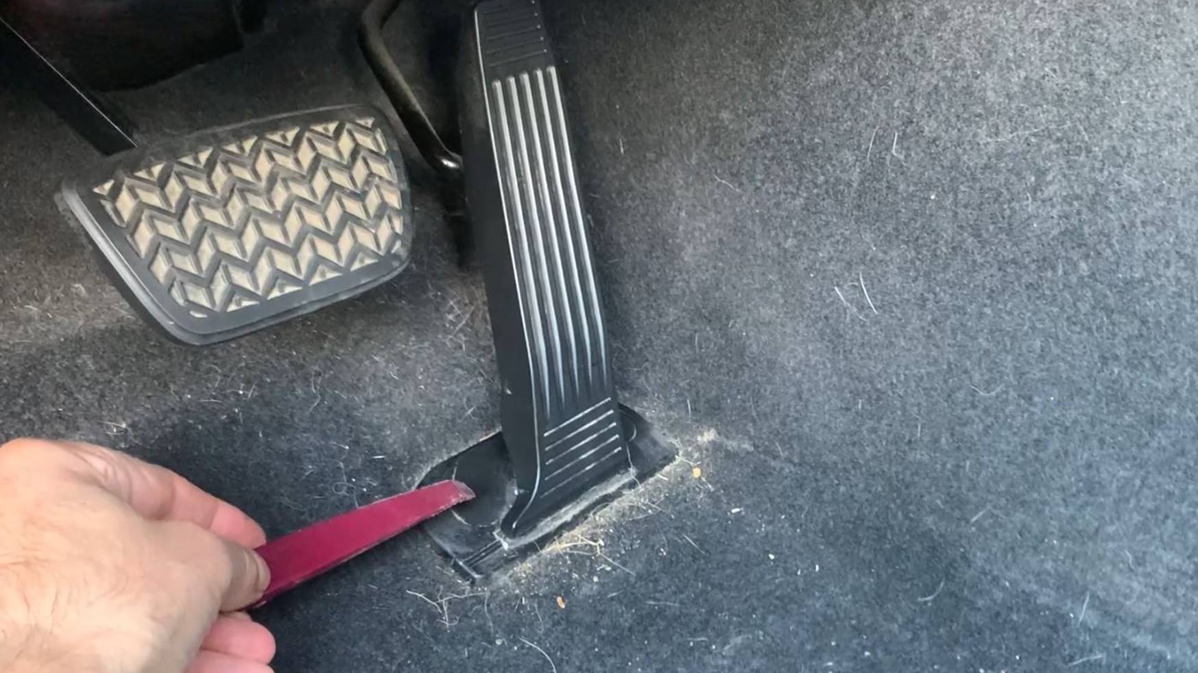 Тойота Камри 70. Снимаем педаль газа для чистки ковра.