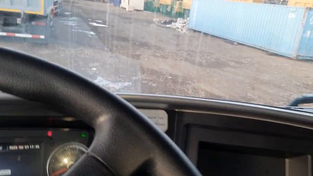 Перегон нового китайского самосвала SANY на другое место на парковке