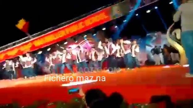 Сцена упала прямо на выступающих